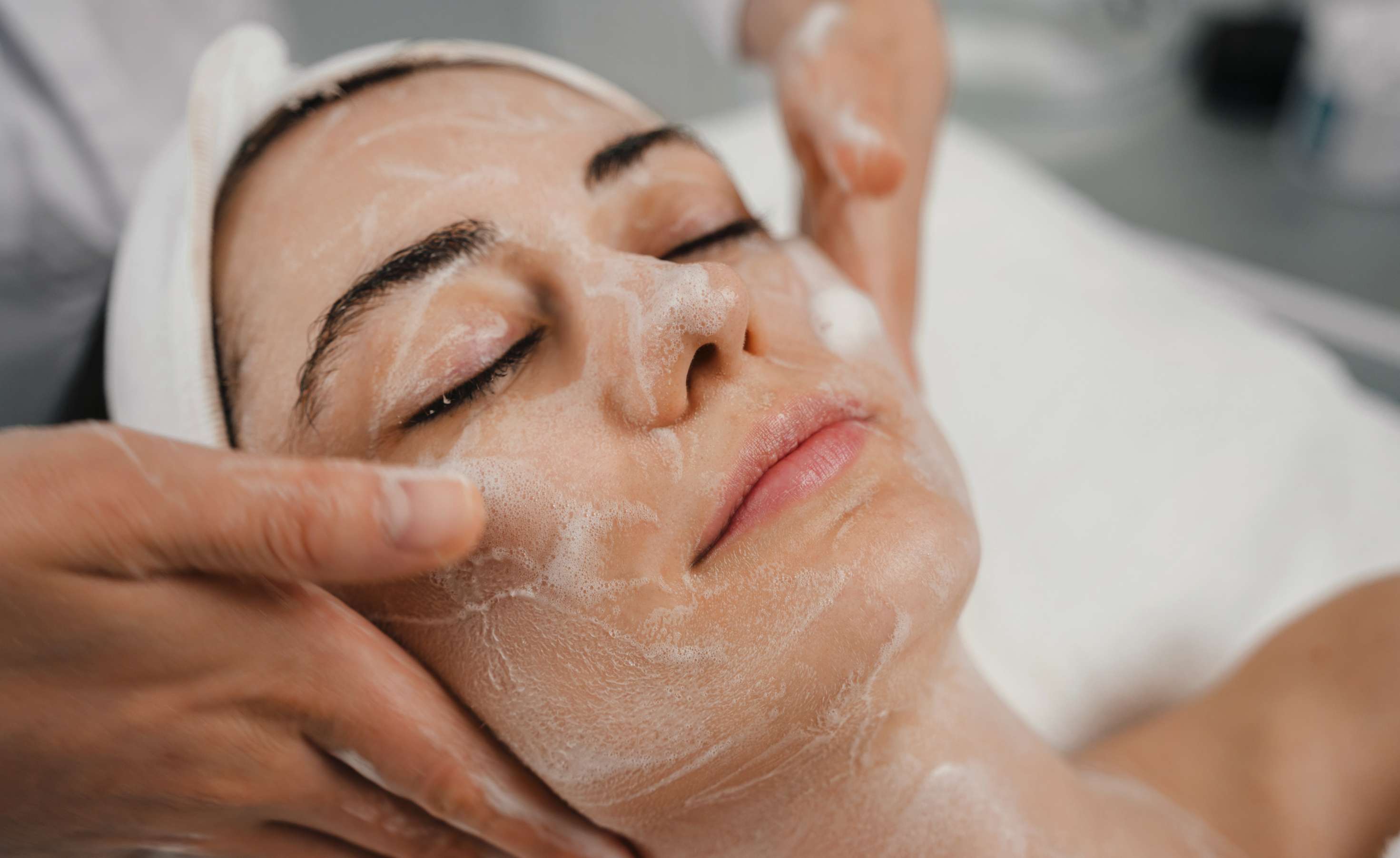 Limpieza Facial Profunda: El Secreto para una Piel Radiante y Saludabl – Aurora Estética